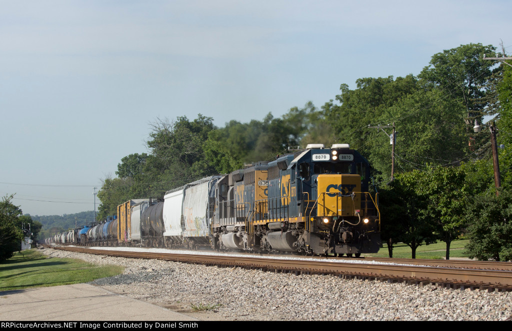 CSX 8870 leads J782.